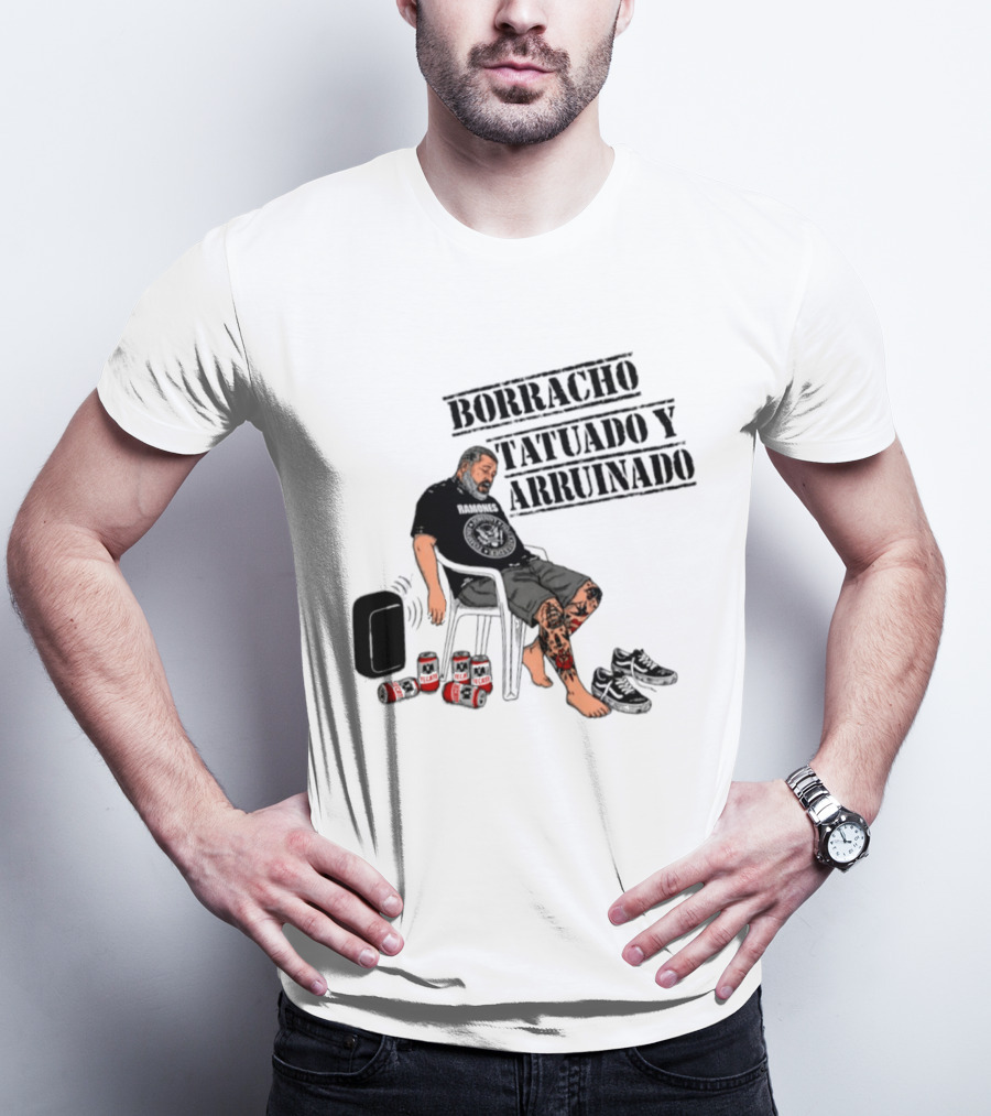 Borracho Tatuado Y Arruinado Hombre Con Pierna Tatuada Y Botellas Vibrando T-Shirt
