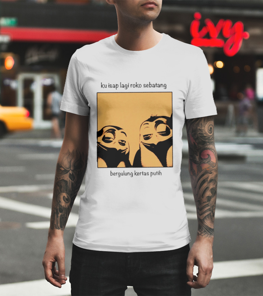 Ku Isap Lagi Roko Sebatang Bergulung Kertas Putih Private Kowalski T-Shirt