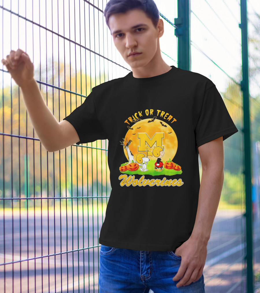 Michigan Wolverines Peanuts Trick Or Treat Halloween Moon T-Shirt