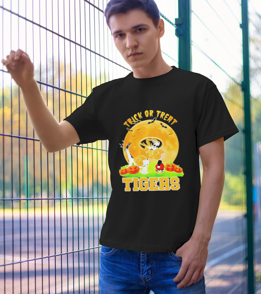 Trick Or Treat Tigers Halloween Peanuts Missouri 2026 T-Shirt