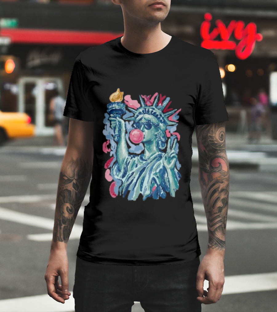 Statue Of Liberty With Bubble Gum And Peace Sign For 4th Of July T-Shirt