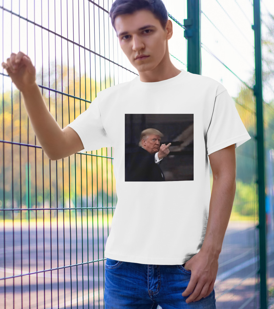 Trump Middle Finger At Heckler T-Shirt