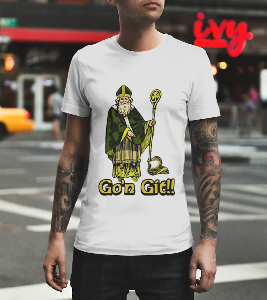 St Patrick With Shamrock Staff And Snake Go'n Git T-Shirt