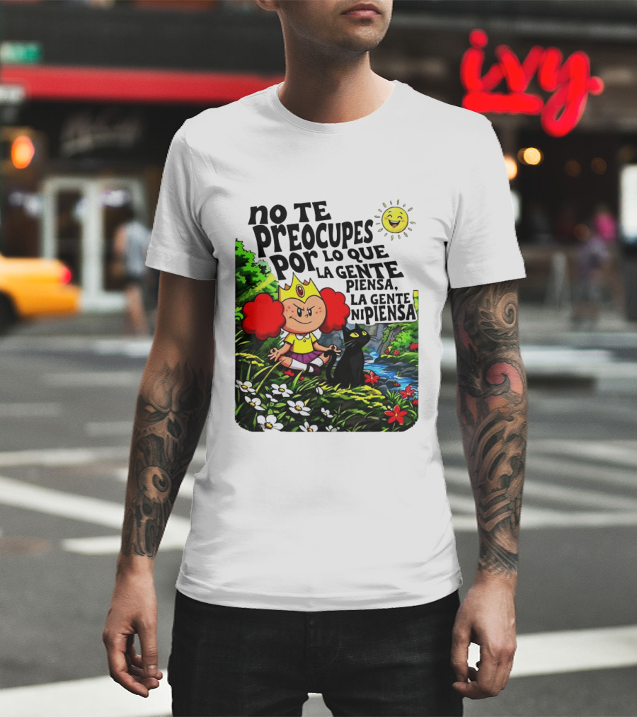 No Te Preocupes Por Lo Que La Gente Piensa Meditando Chica Corona Gato T-Shirt