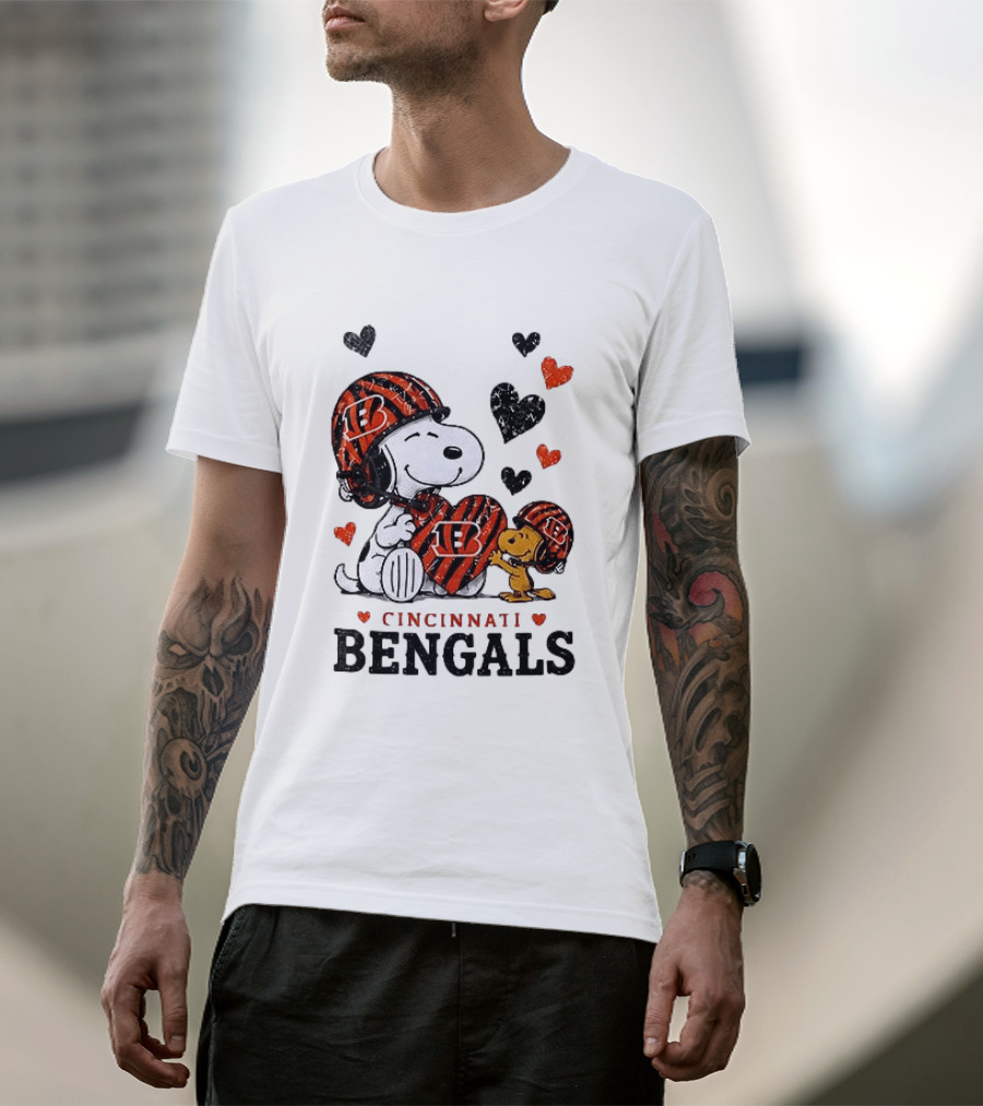 Cincinnati Bengals Peanuts Snoopy And Woodstock Love Hearts T-Shirt