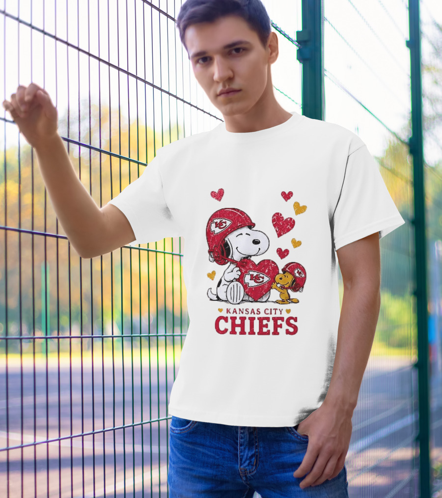 Kansas City Chiefs Peanuts Snoopy Hearts And Laughter T-Shirt