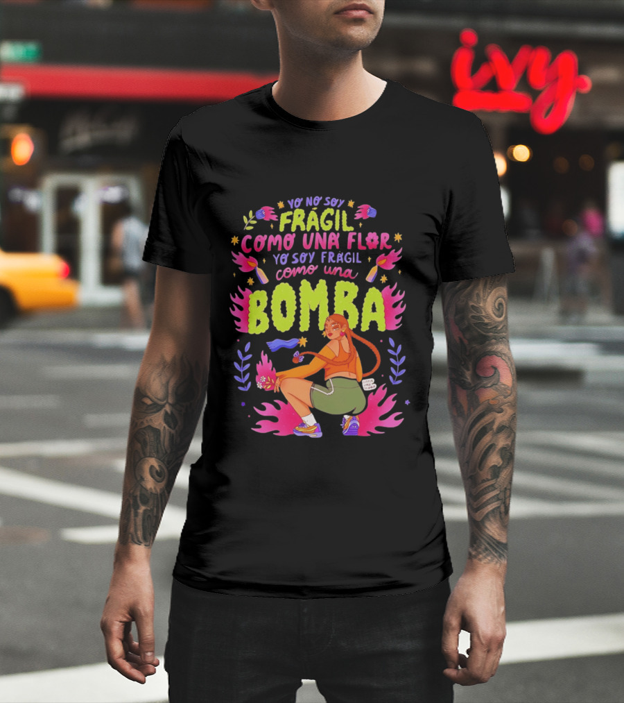 Yo No Soy Frágil Como Una Flor Yo Soy Frágil Como Una Bomba Mujer Con Fuego Y Explosiones T-Shirt