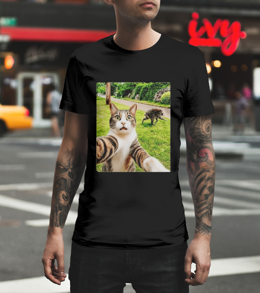 Shocked Face Tabby Cat Taking Selfie With Running Raccoon On Lawn Road T-Shirt