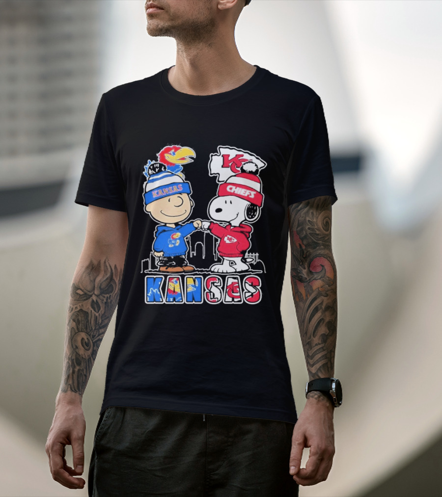 Kansas Jayhawks Kansas City Chiefs Peanuts Christmas 2025 Snoopy And Woodstock Fist Bump T-Shirt