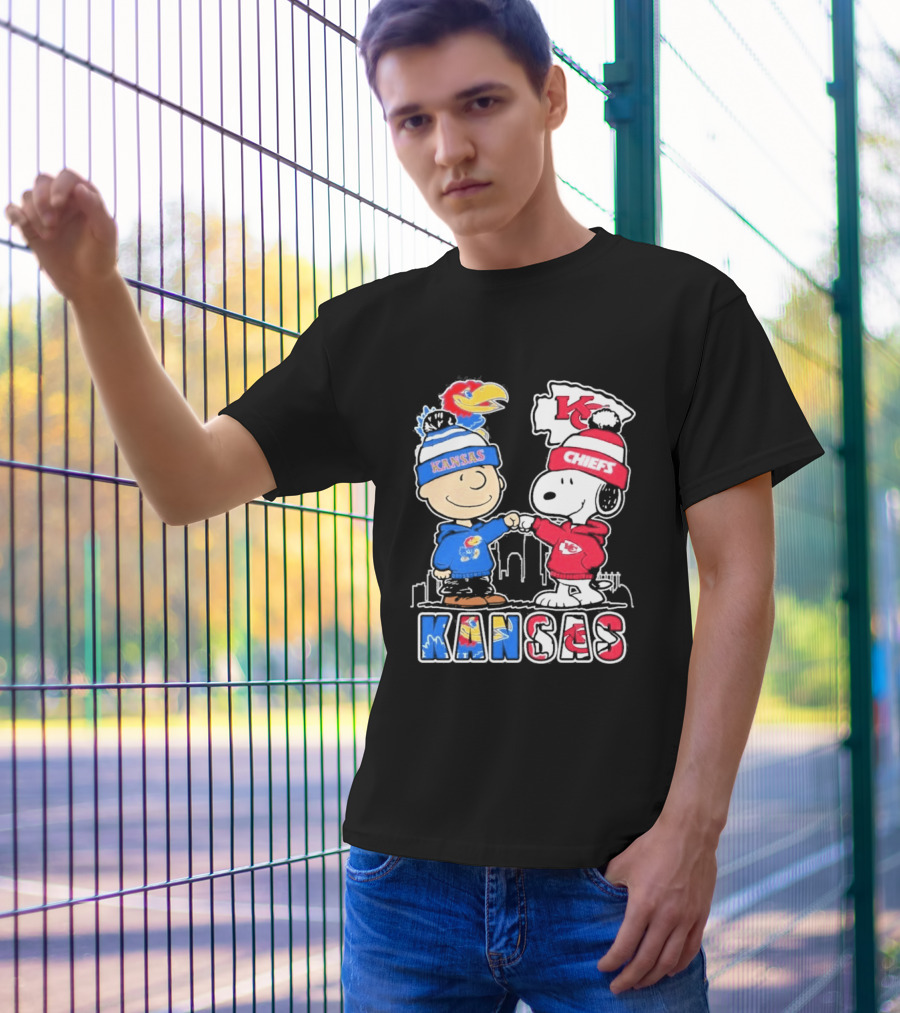 Kansas Jayhawks Kansas City Chiefs Peanuts Christmas 2025 Snoopy And Woodstock Fist Bump T-Shirt