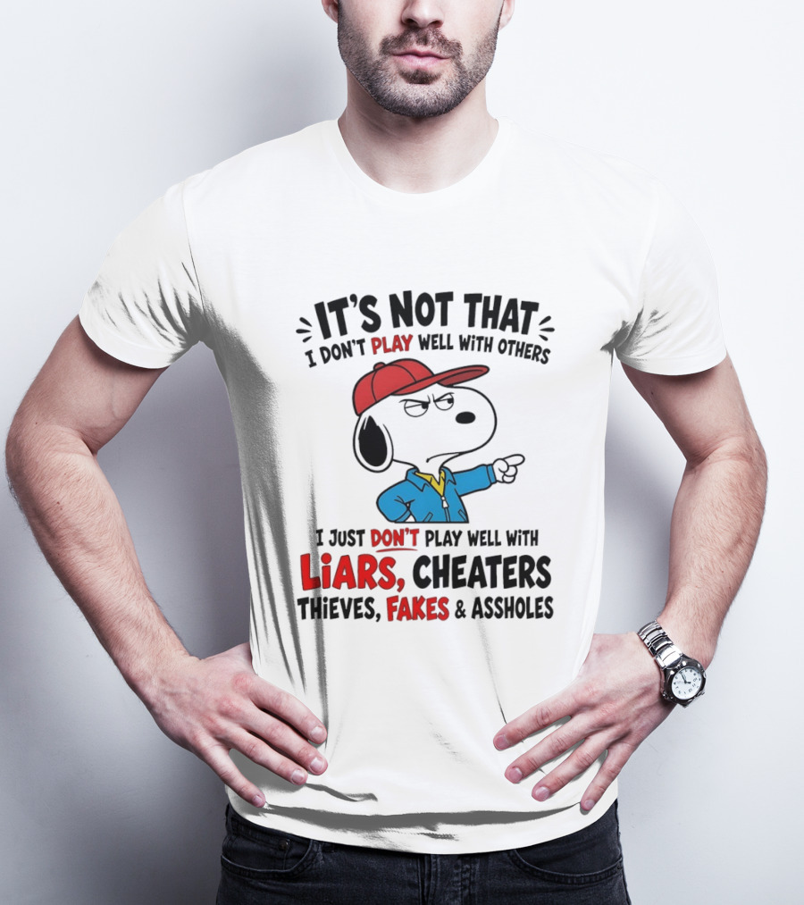 Snoopy It's Not That I Don't Play Well With Others I Just Don't Play Well With Liars Cheaters Thieves Fakes T-Shirt