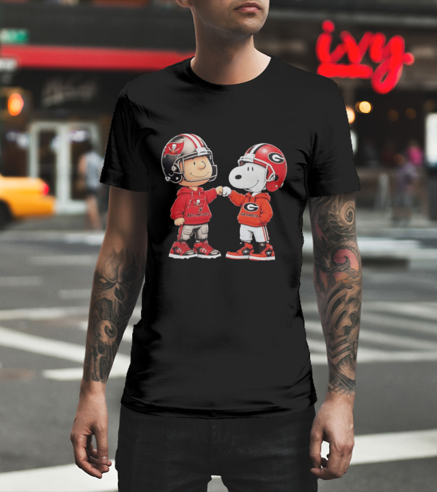 Charlie Brown Snoopy Tampa Bay Buccaneers Georgia Bulldogs Fist Bump T-Shirt