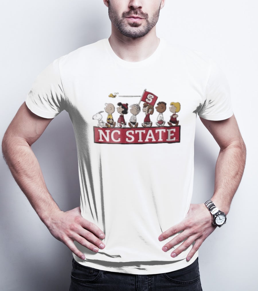 NC State University Peanuts Characters Walking With Flag 2006 Snoopy Woodstock Charlie Brown Lucy Linus Peppermint Patty Franklin T-Shirt