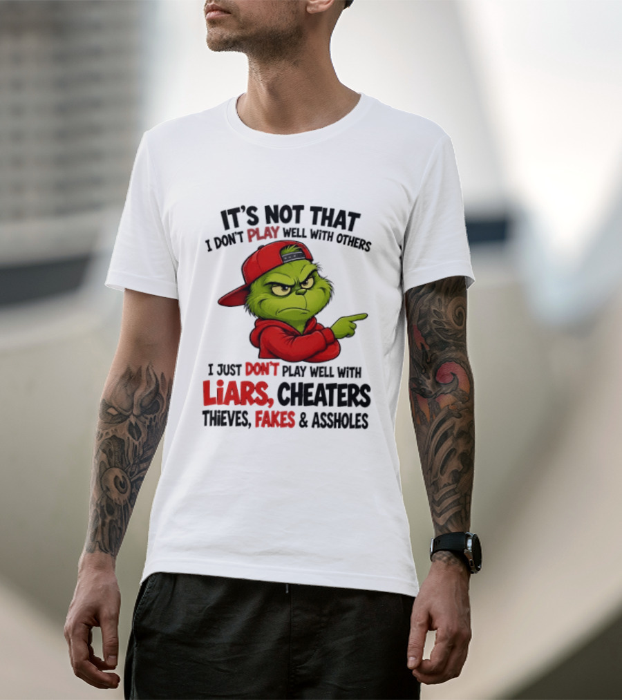 Grinch It's Not That I Don't Play Well With Others I Just Don't Play Well With Liars Cheaters Thieves Fakes & Assholes T-Shirt