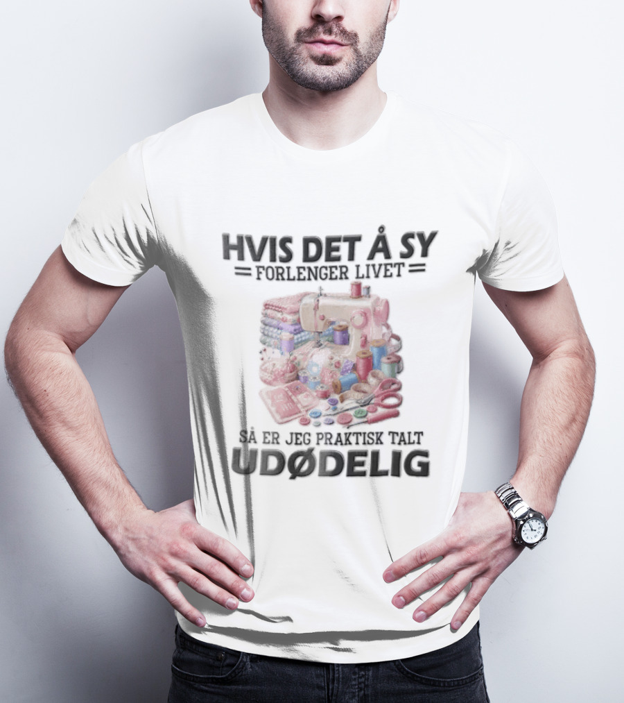 Hvis Det A Sy Forlenger Livet Sa Er Jeg Praktisk Talt Udodelig Symaskin Sytilbehør T-Shirt