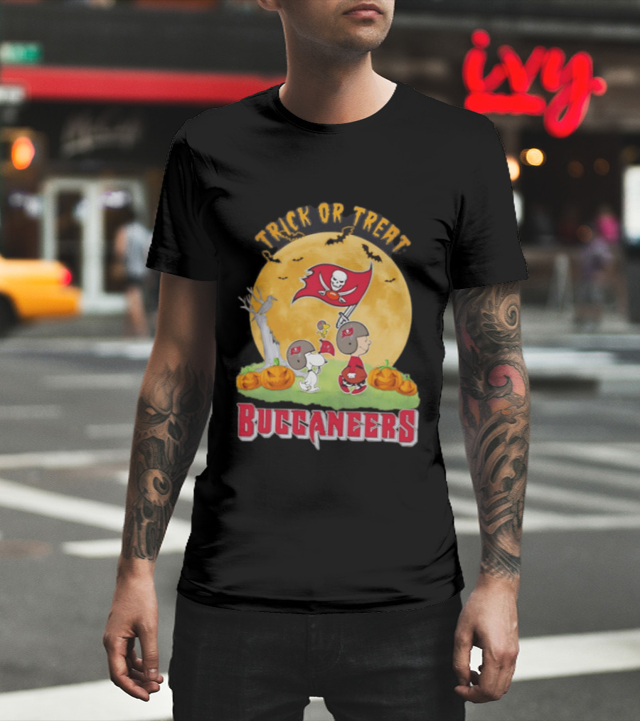 Tampa Bay Buccaneers Peanuts Trick Or Treat Halloween Moon Pumpkins T-Shirt