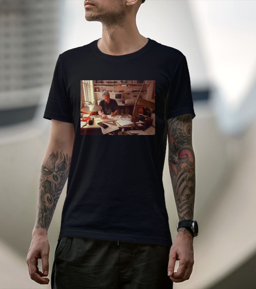 Pat Oliphant Cartoonist In Studio Drawing And Sketching T-Shirt