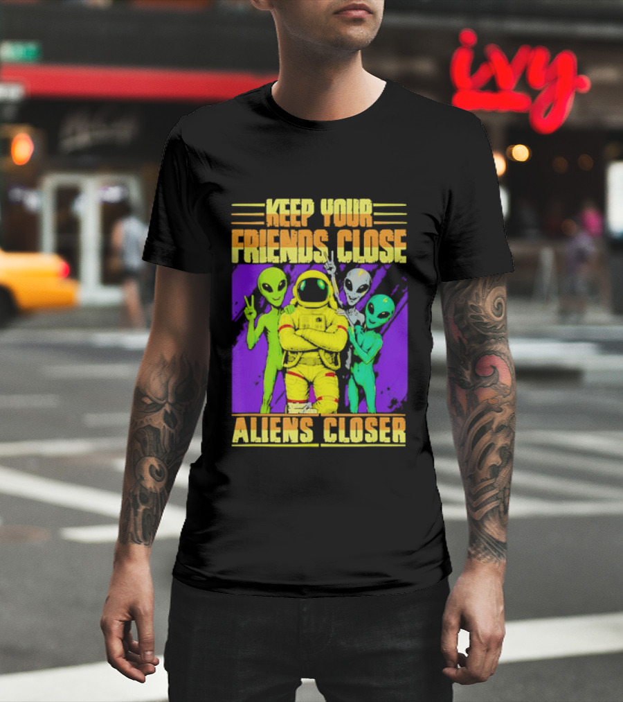 Keep Your Friends Close Aliens Closer Astronaut With Alien Friends T-Shirt