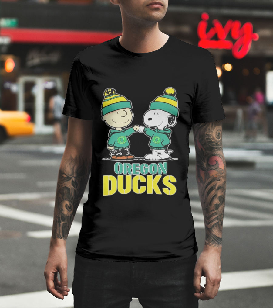 Charlie Brown Snoopy Fist Bump Oregon Ducks Fan Gear T-Shirt