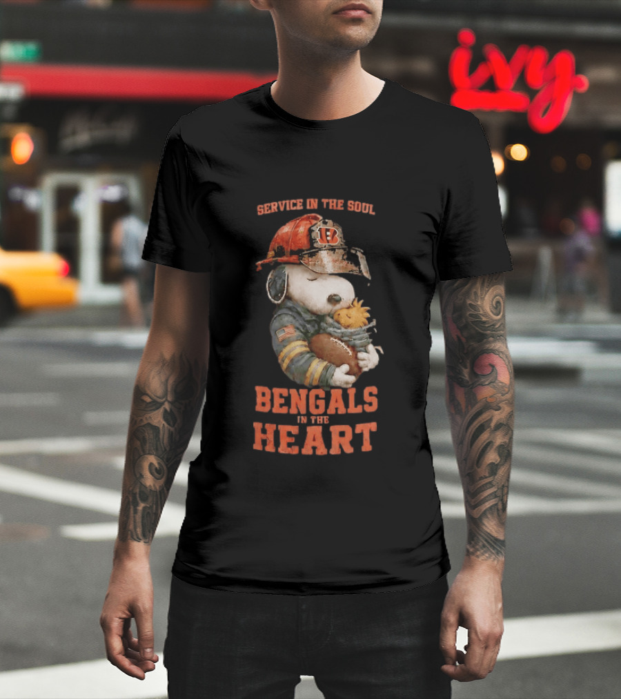 Service In The Soul Bengals In The Heart Snoopy Cincinnati Bengals Firefighter Hugging Woodstock T-Shirt