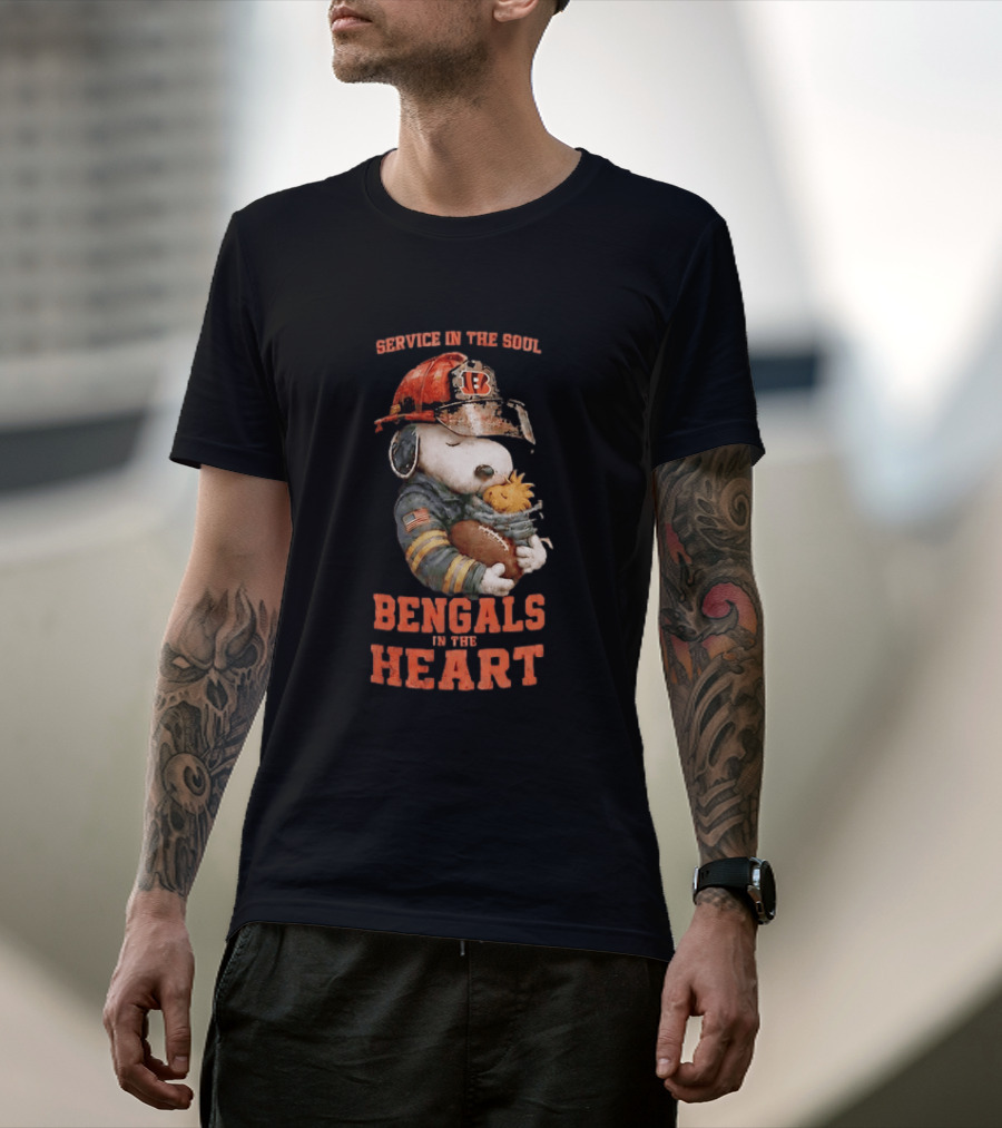 Service In The Soul Bengals In The Heart Snoopy Cincinnati Bengals Firefighter Hugging Woodstock T-Shirt