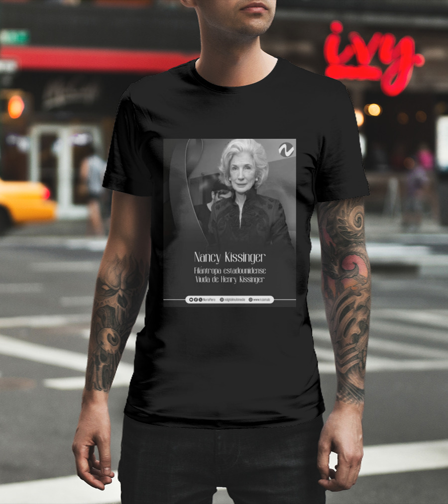 Nancy Kissinger Filántropa Estadounidense Viuda De Henry Kissinger Nuria Piera T-Shirt