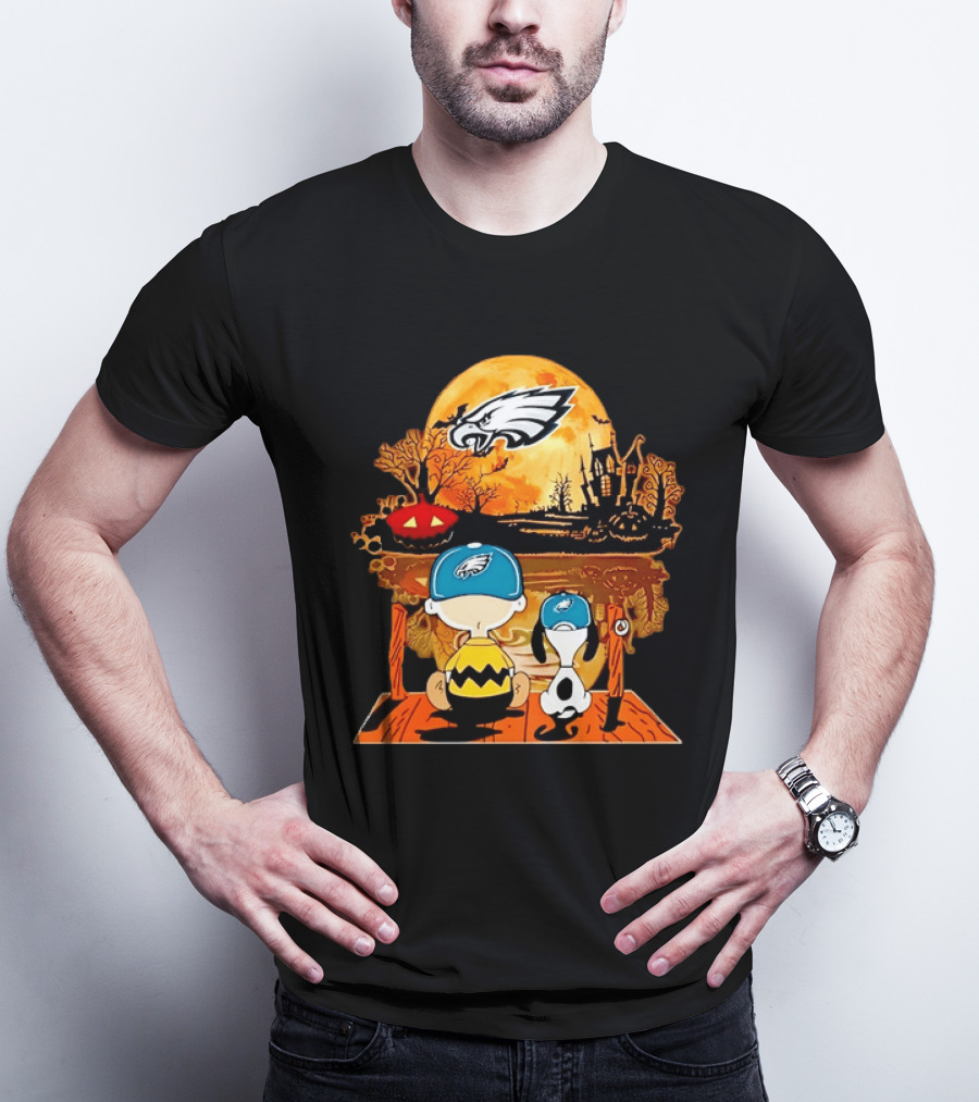 Philadelphia Eagles Halloween Charlie Brown And Snoopy Sitting With Pumpkin And Haunted House T-Shirt