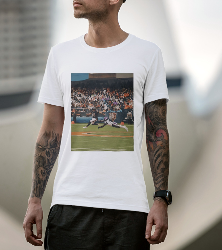 Chicago Bears Vs Minnesota Vikings NFL Game Action Sports Photo T-Shirt