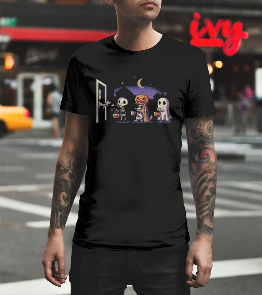 Mummy Giving Out Candy Trick Or Treat Halloween Infiltrator Ghost Pumpkin Skeleton T-Shirt