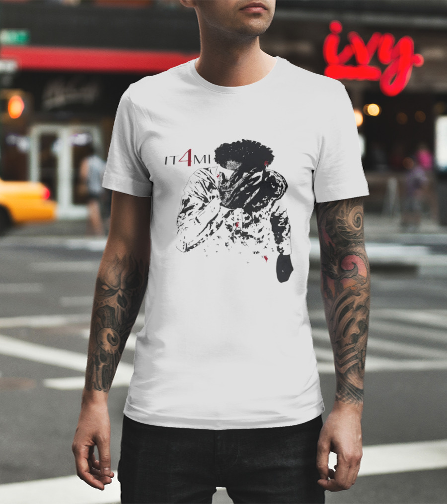 IT 4 MI Character Holding Face Visual T-Shirt