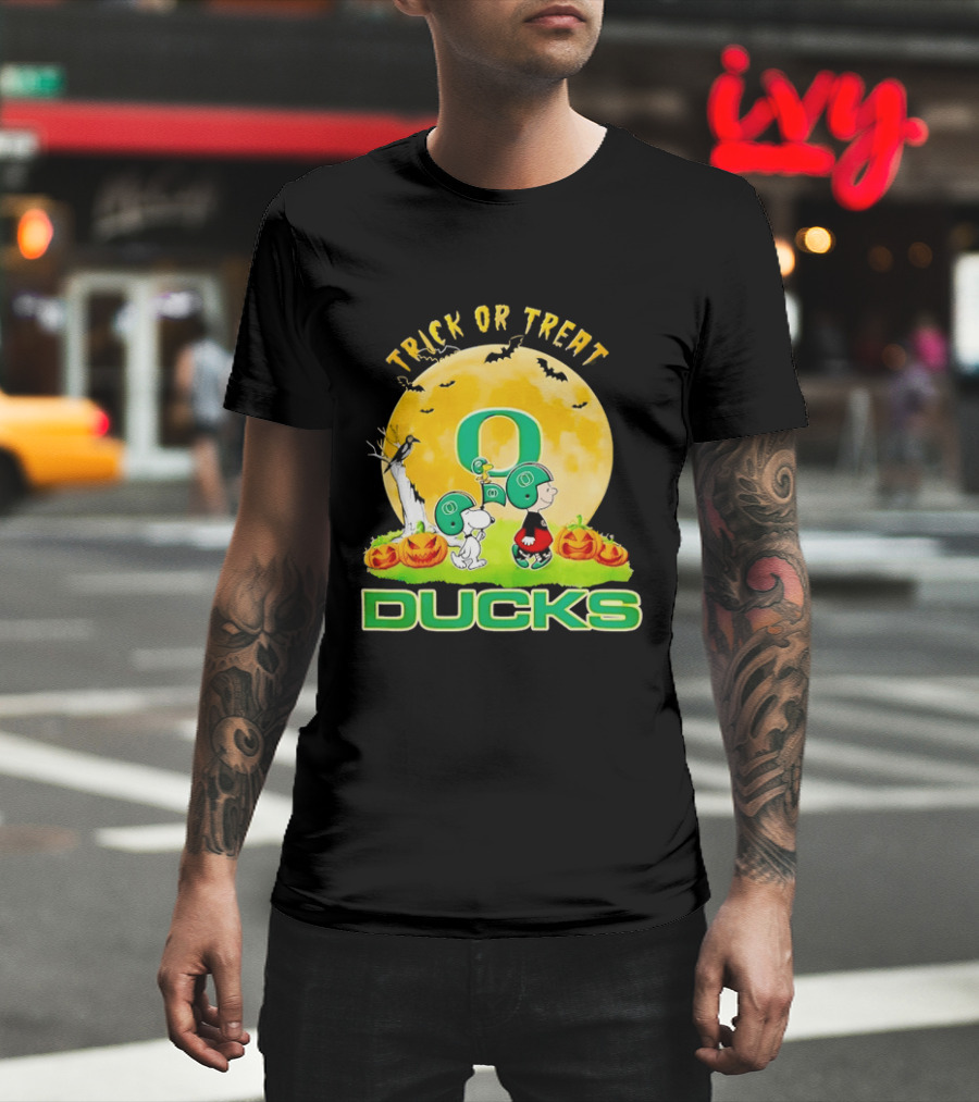 Oregon Ducks Charlie Brown Snoopy Halloween Trick Or Treat T-Shirt