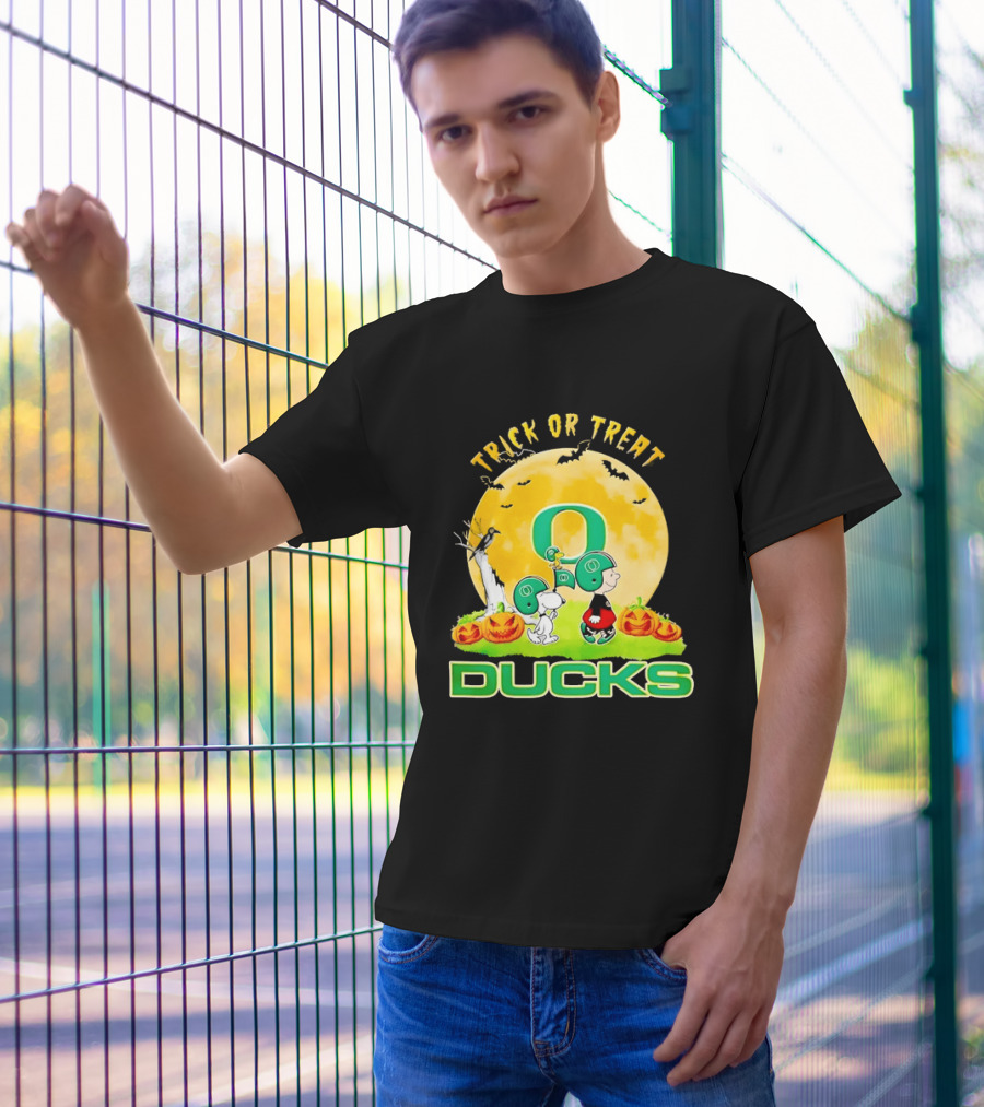 Oregon Ducks Charlie Brown Snoopy Halloween Trick Or Treat T-Shirt