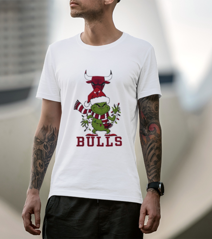 Grinch Chicago Bulls Christmas Heart Hands 2026 T-Shirt