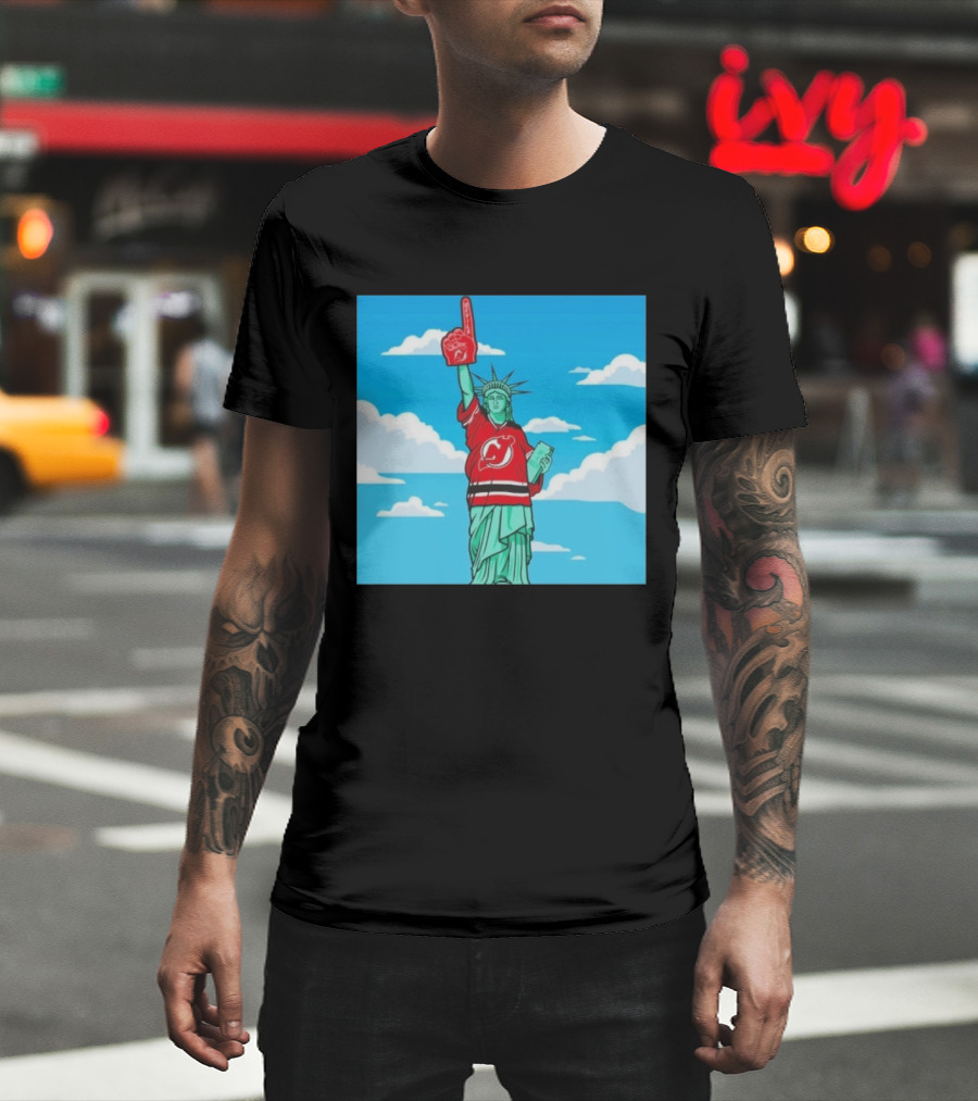 Statue Of Liberty In New Jersey Devils Jersey With Foam Finger T-Shirt