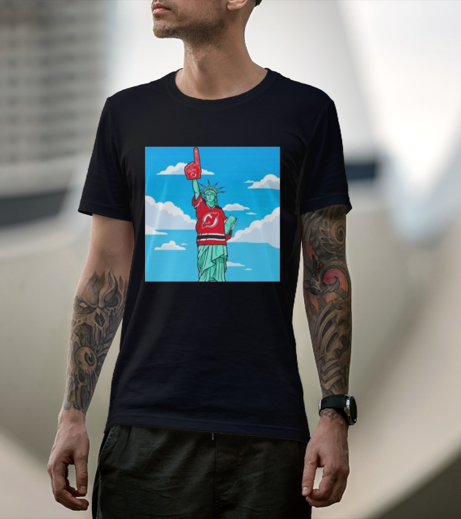 Statue Of Liberty In New Jersey Devils Jersey With Foam Finger T-Shirt