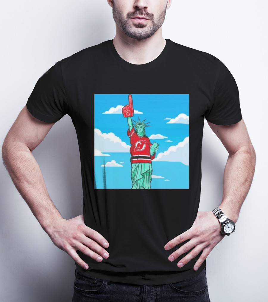 Statue Of Liberty In New Jersey Devils Jersey With Foam Finger T-Shirt