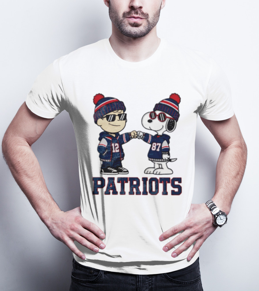New England Patriots Charlie Brown Snoopy 12 87 Fan Gear T-Shirt