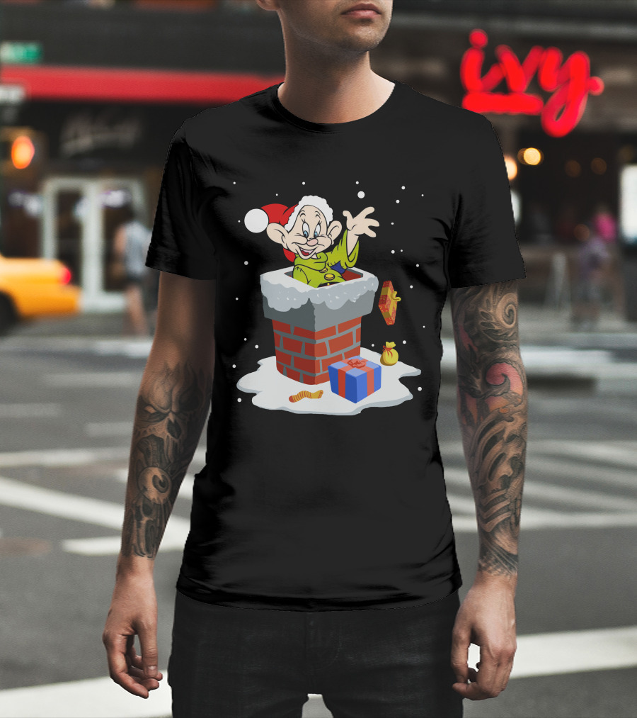 Dopey Santa Chimney Christmas Gifts Snow Scene T-Shirt