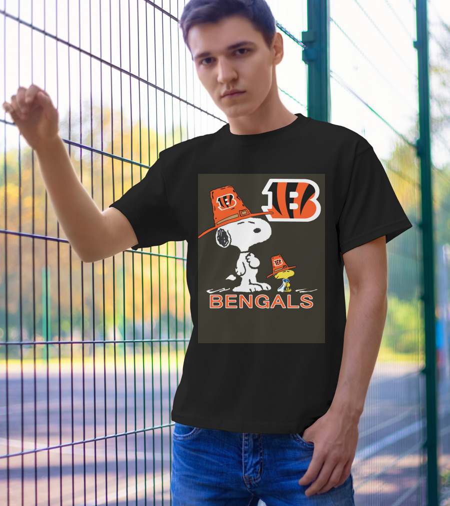 Bengals Snoopy Woodstock Thanksgiving Football T-Shirt