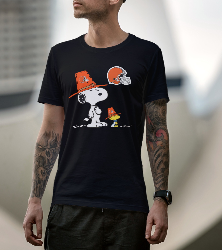 Browns Snoopy And Woodstock Pilgrim Hats Nfl Football Helmet T-Shirt