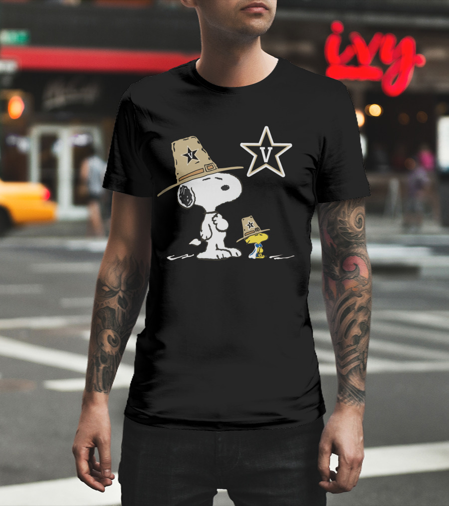 Snoopy Vanderbilt Commodores Star Logo Woodstock Pilgrim Hat T-Shirt