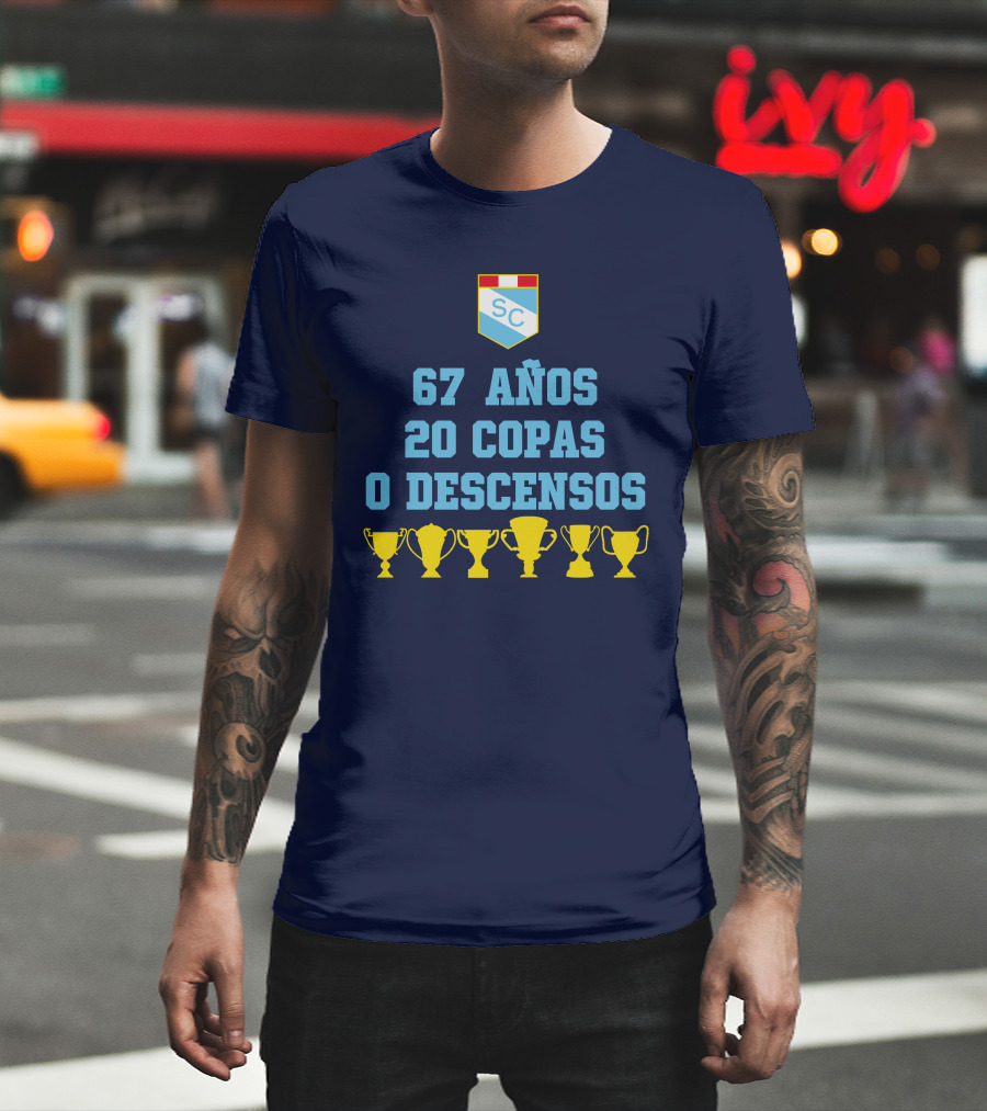 67 Años 20 Copas 0 Descensos SC Shield With Trophy Icons T-Shirt