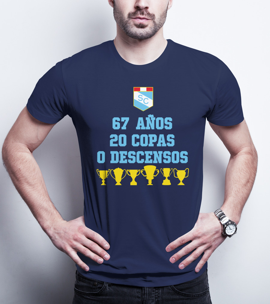 67 Años 20 Copas 0 Descensos SC Shield With Trophy Icons T-Shirt