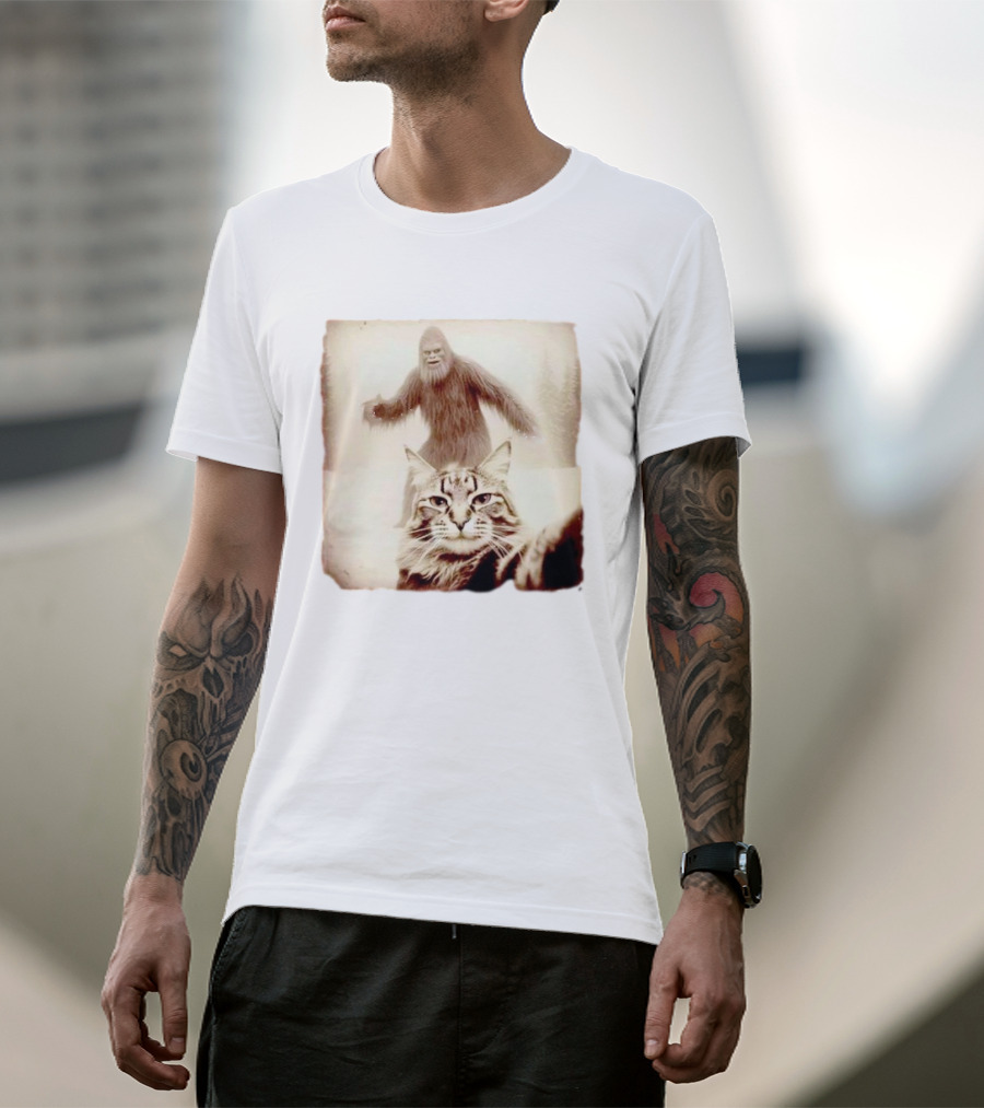 Bigfoot Photobombing Cat Selfie T-Shirt