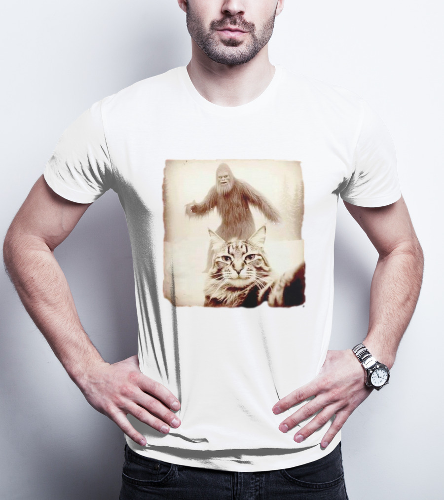 Bigfoot Photobombing Cat Selfie T-Shirt
