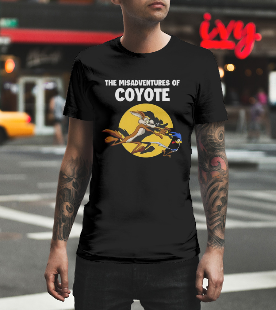 The Misadventures Of Coyote And Road Runner Chase Scene Moon背景 T-Shirt
