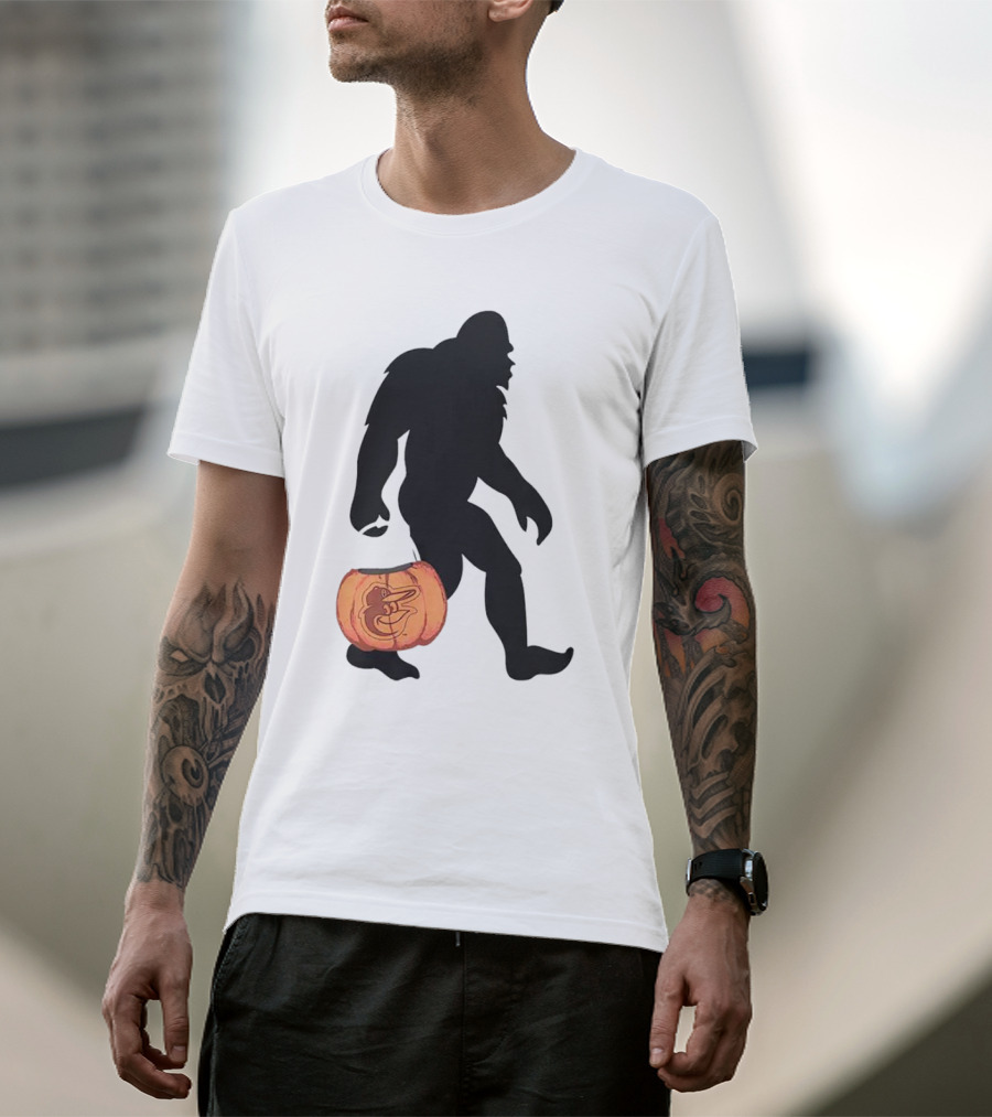 Baltimore Orioles Bigfoot Carrying Pumpkin Halloween T-Shirt