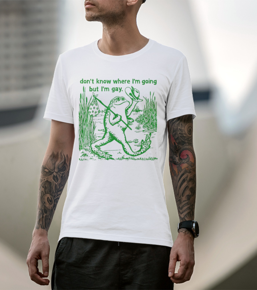 Don't Know Where I'm Going But I'm Gay Frog Carrying Bag And Hat In Nature Scene T-Shirt