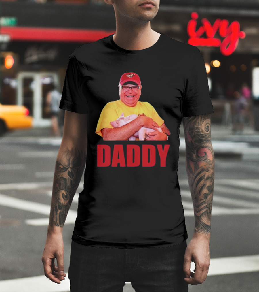 DADDY Hugging Pig Tim Walz Cap T-Shirt