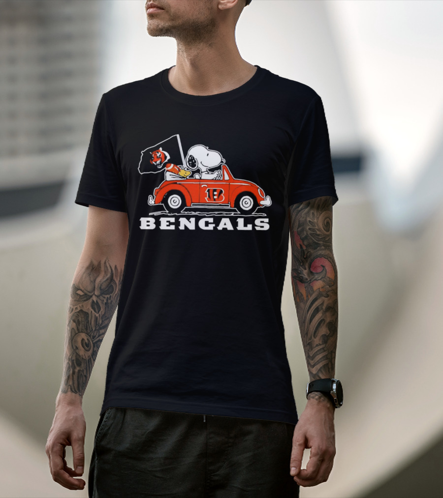Snoopy And Woodstock Driving Cincinnati Bengals Car With Flag T-Shirt